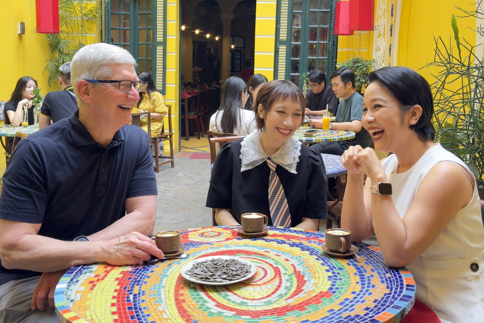 Tim Cook 'hello Vietnam', drinking egg coffee, biting sunflower seeds ...