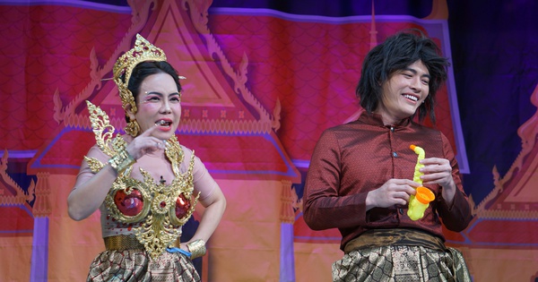 Viet Huong and Vo Tan Phat juggle gracefully in the play "Chasing the Crown Prince" - Vietnam.vn