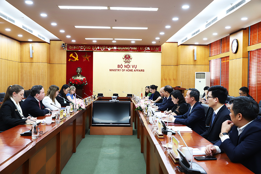 Thứ trưởng Bộ Nội vụ Vũ Chiến Thắng tiếp bà Allison Peters, Quyền Phó trợ lý Ngoại trưởng Hoa Kỳ ...