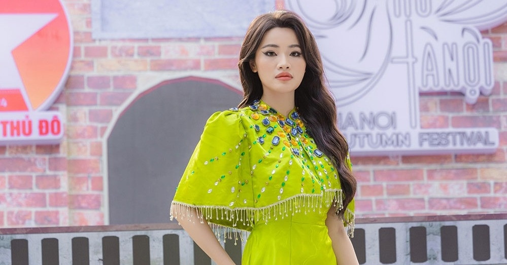 นางงามเวียดนาม การท่องเที่ยว Pham Thi Ngoc Quynh โดดเด่นใต้เสาธงฮานอย - Vietnam.vn