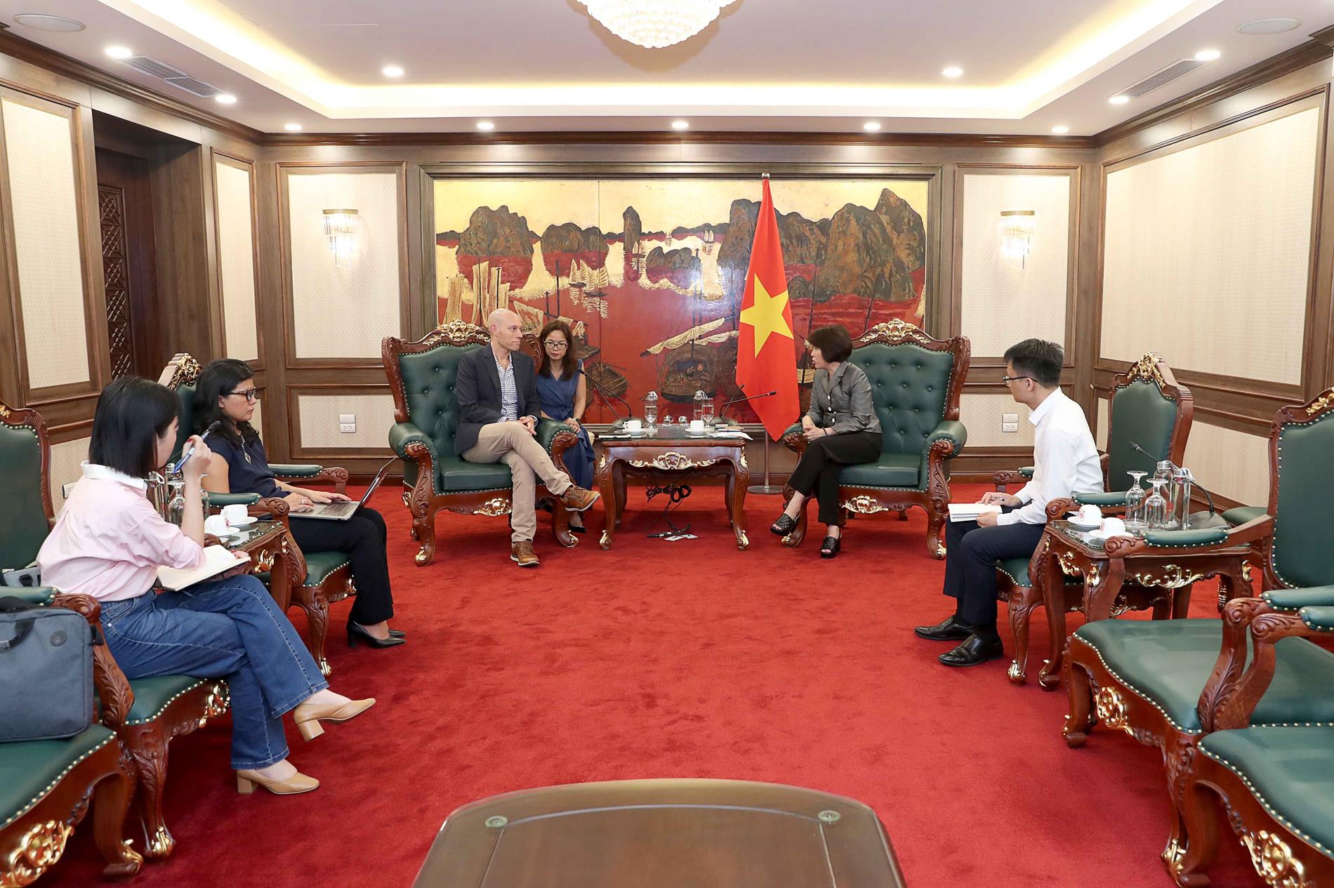 Thứ trưởng Nguyễn Thị Bích Ngọc tiếp Giám đốc Chính sách công khu vực Nam Á và Đông Nam Á Meta ...