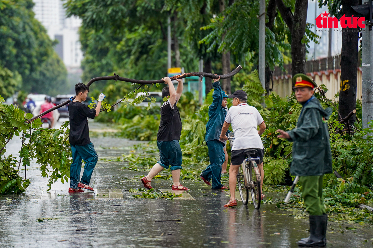 Hanoi: People take to the streets to join hands to overcome the ...