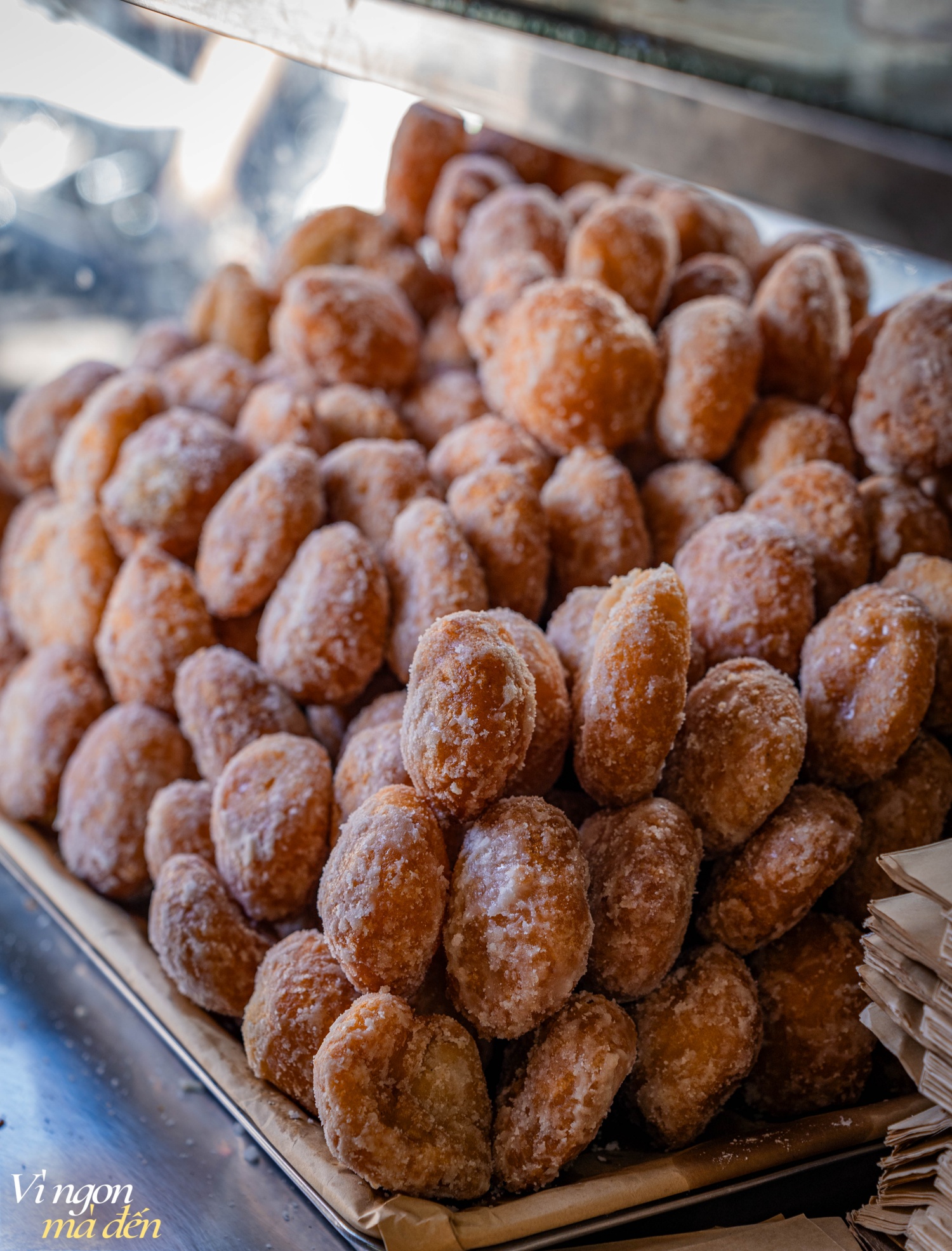 このドーナツ店は間口わずか 1 メートルで、ちょうど 2 種類のドーナツを販売していますが、ピーク時には 10.000 日あたり XNUMX 個以上のドーナツを販売しています - Vietnam.vn