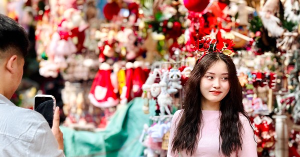 Trời nắng đẹp, ‘nàng thơ’ check-in Giáng sinh sớm lung linh sắc màu - Vietnam.vn