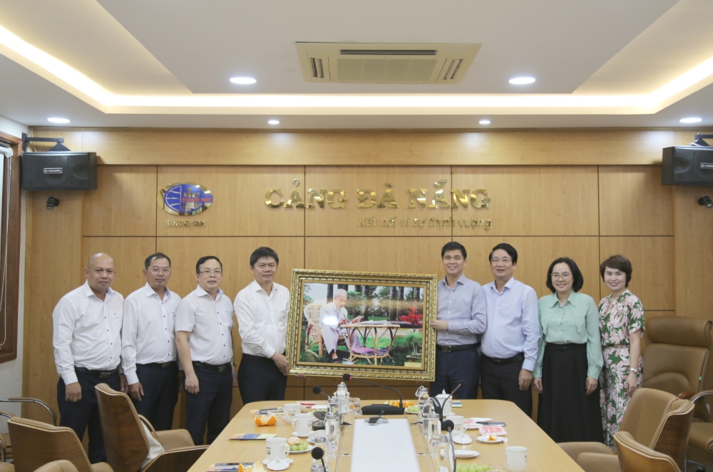 El camarada Ngo Duy Hieu, vicepresidente de la Confederación General del Trabajo de Vietnam ...