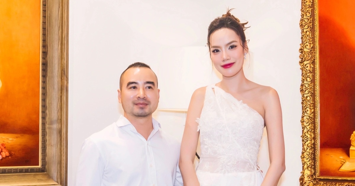 Le Hoang Phuong et Thanh Thanh Huyen portaient l'ao dai pour assister à une exposition sur la ...