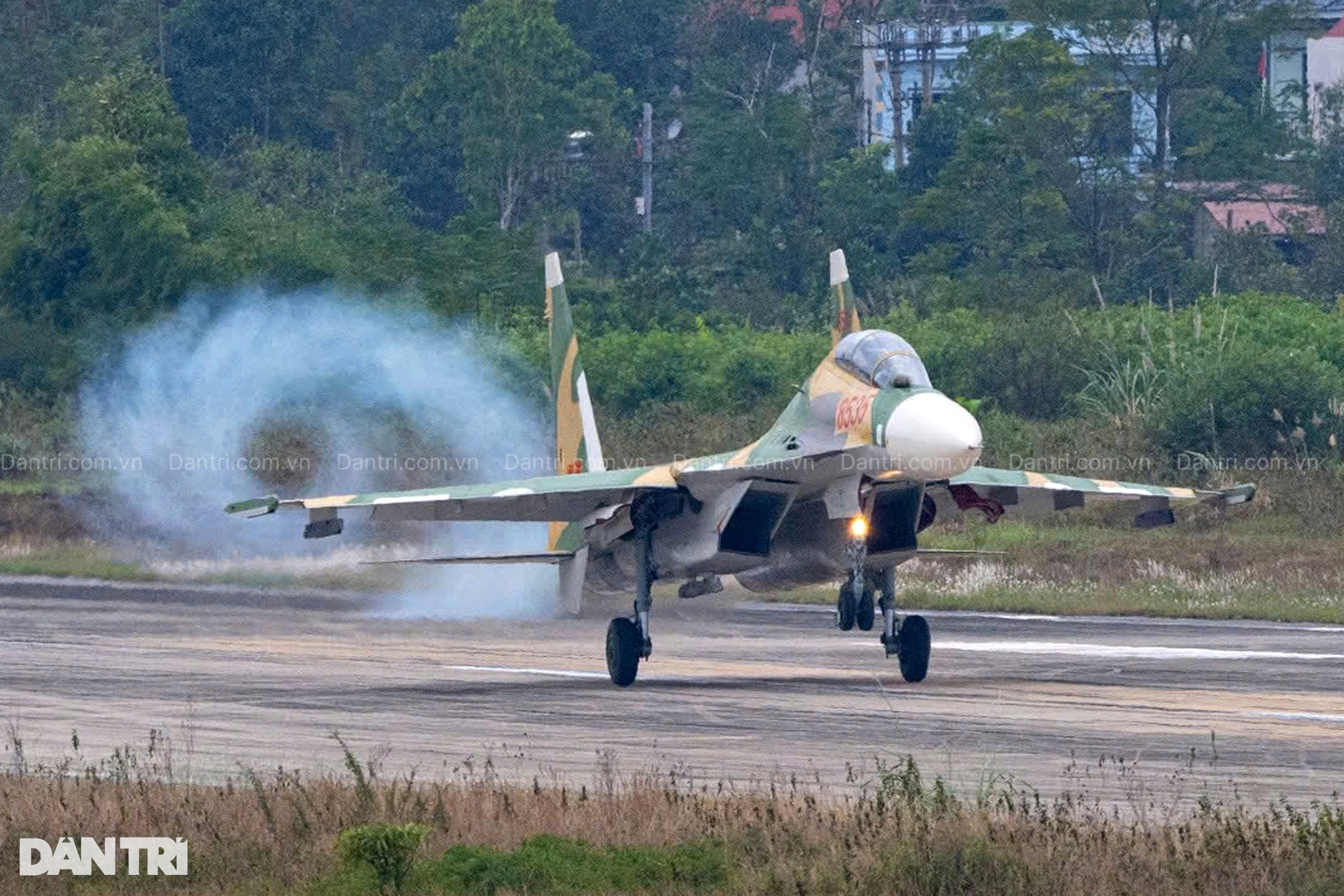 “Hổ mang chúa” SU-30MK2 thả 96 quả đạn nhiễu rực sáng bầu trời Hà Nội - Vietnam.vn