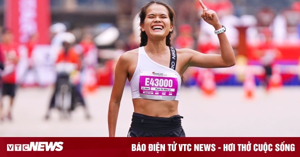 Pham Thi Hong Le et Nguyen Thi Oanh ont terminé premières au marathon d'Angkor Wat - Vietnam.vn