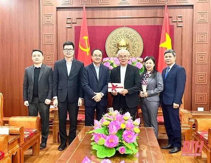 El viceministro del Interior, Vu Chien Thang, visitó y felicitó la Navidad de 2024 en las ...