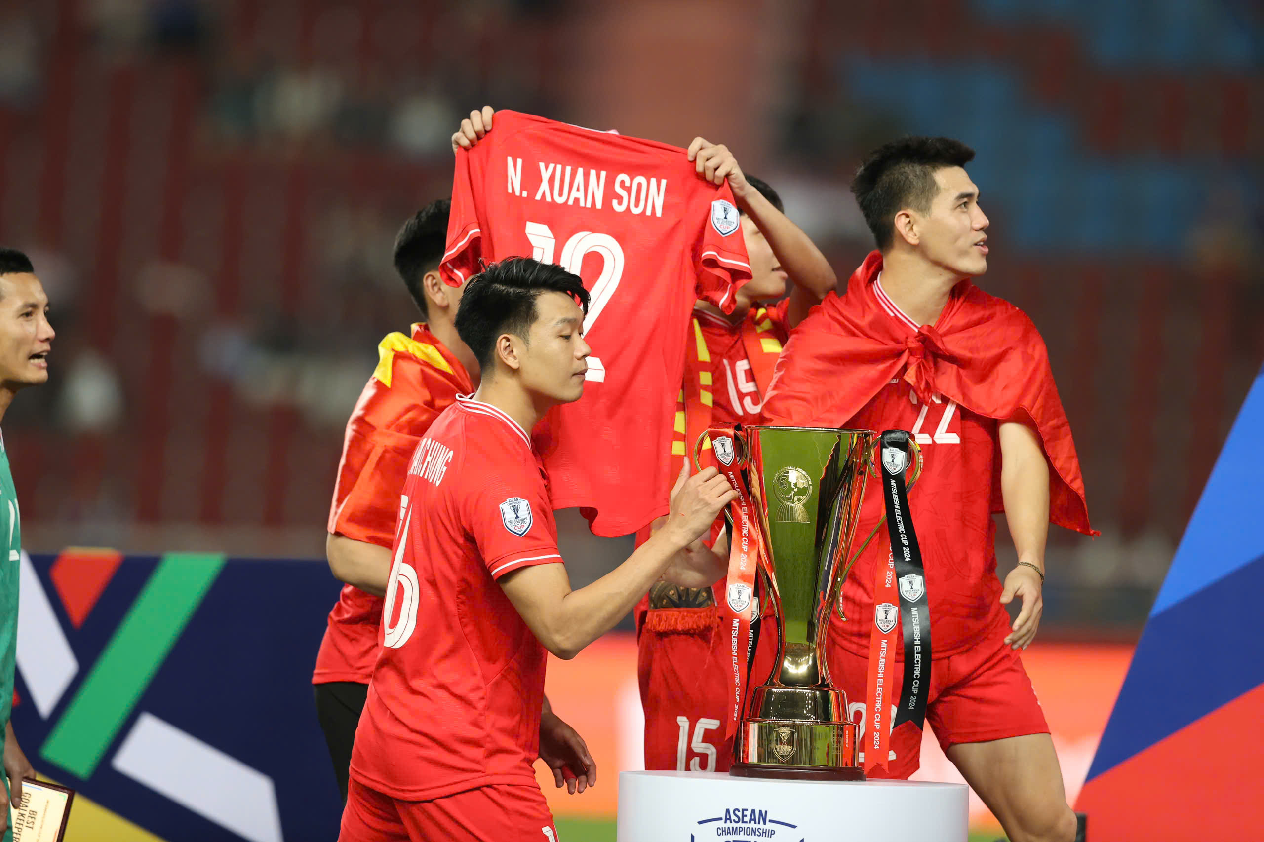 Touché par Quang Hai, Duy Manh a porté la chemise de Nguyen Xuan Son pour recevoir le prix ...