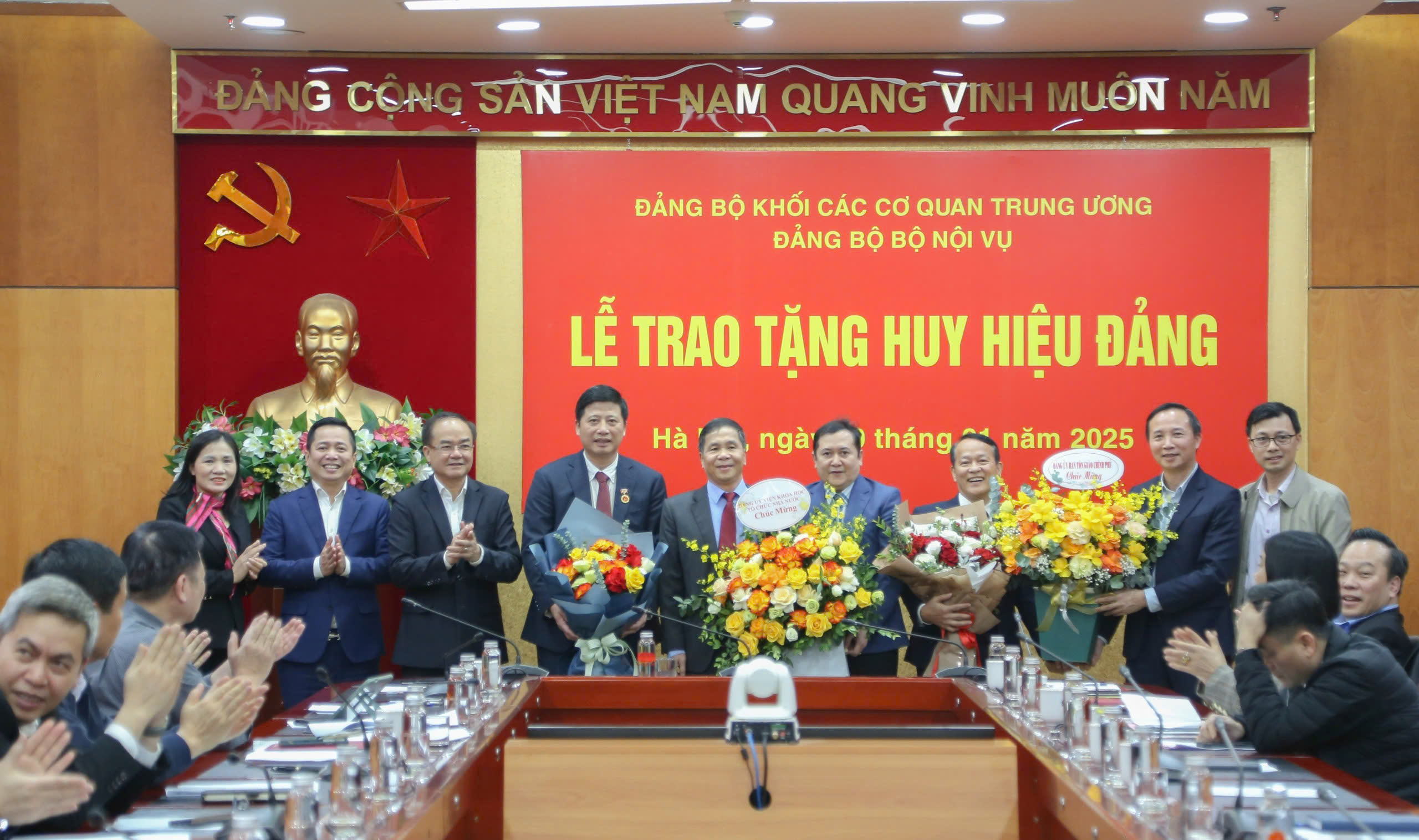 Lễ trao Huy hiệu 30 năm tuổi Đảng của Đảng ủy Bộ Nội vụ - Vietnam.vn