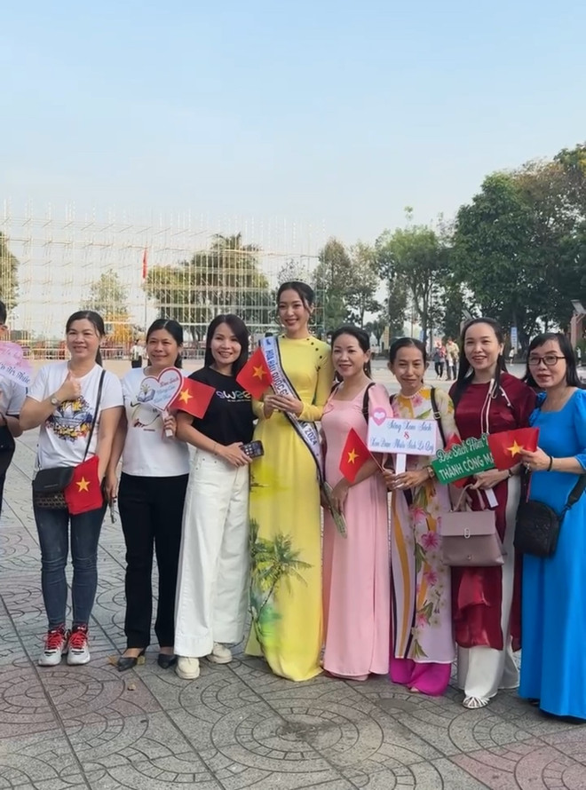 Miss Kieu Duy spreads reading culture in her hometown on the occasion of Spring At Ty 2025 ...